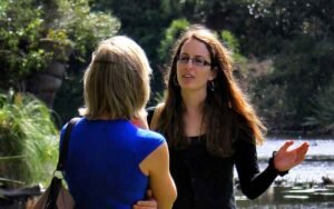 10 Body Language Cues and Their Psychological Meanings